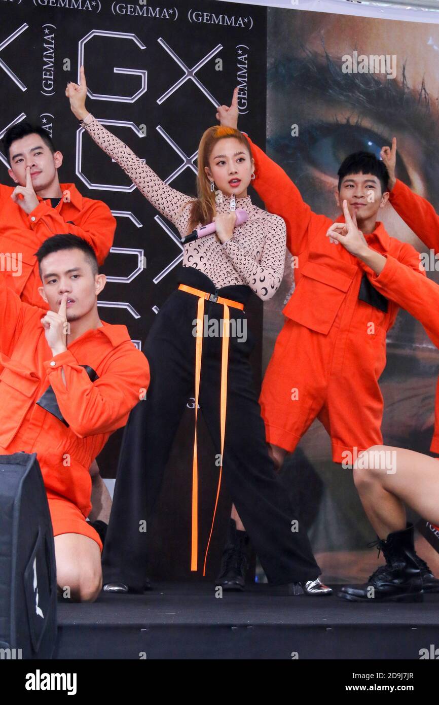 La chanteuse et actrice taïwanaise Emma Wu ou GUI joue sur la scène pour promouvoir son premier ...