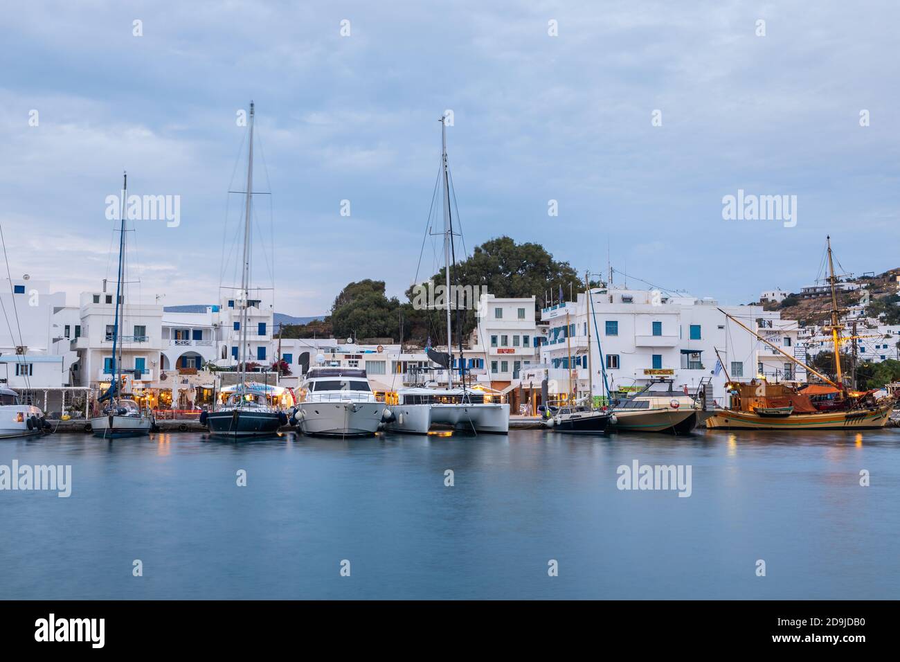Chora, île d'iOS, Grèce- 19 septembre 2020 : bateaux et voiliers ...