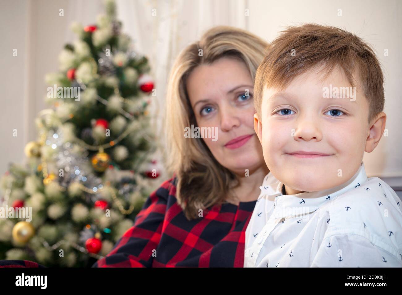 Mère avec son fils beau portrait de studio familial sur Noël arrière ...