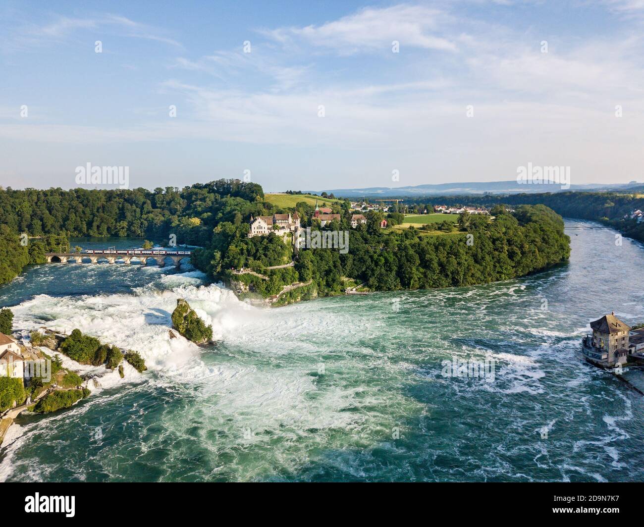 Panorama aérien par drone des chutes du Rhin avec château Schloss ...
