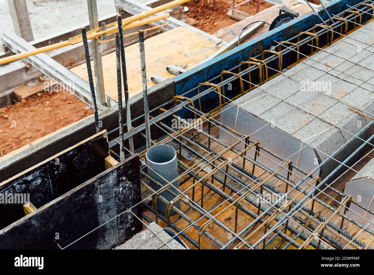 Dalle en béton armé avec blocs de béton légers en construction Photo ...