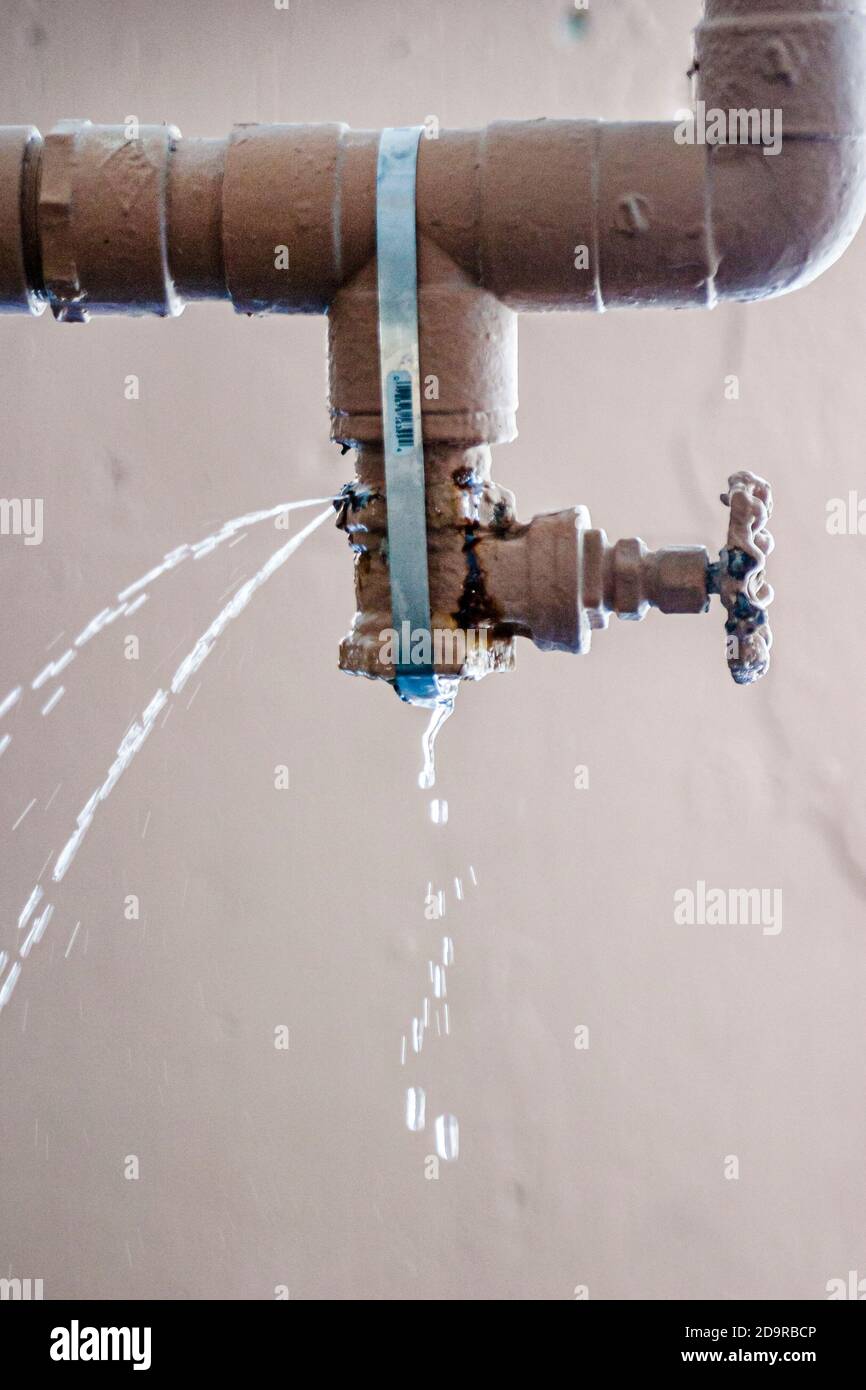 Fuite d'eau Banque de photographies et d’images à haute résolution - Alamy