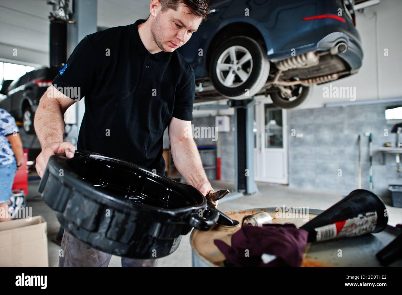 Thème de réparation et d'entretien de voiture. Mécanicien en uniforme travaillant en service ...