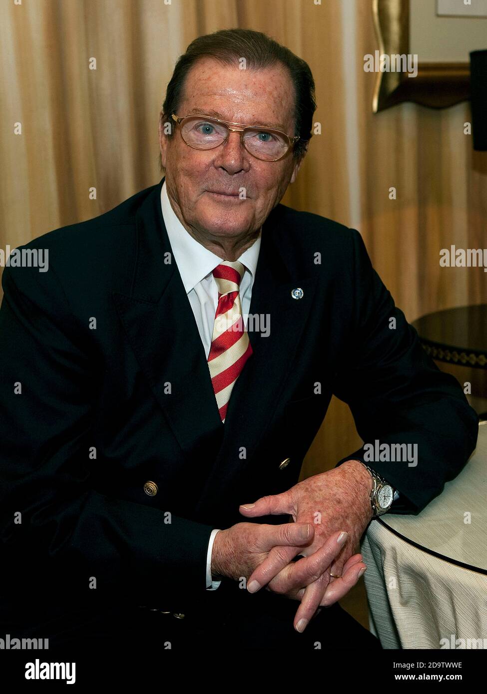 Roger Moore Spy Who Loved Me Banque d'image et photos - Alamy