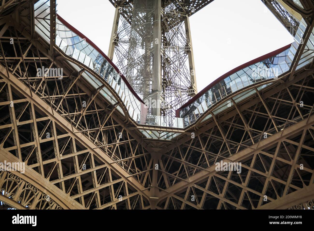 La Tour Eiffel est une tour en treillis de fer forgé sur le champ de Mars à Paris, France Photo ...