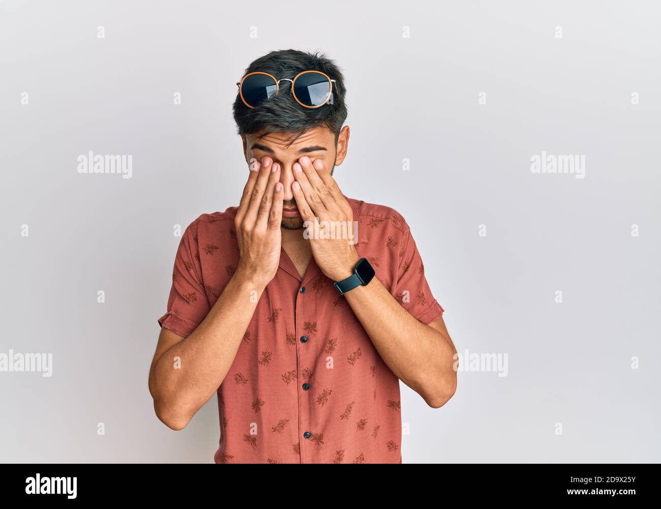 Jeune homme beau portant des vêtements d'été décontractés frottant les yeux pour la fatigue et ...