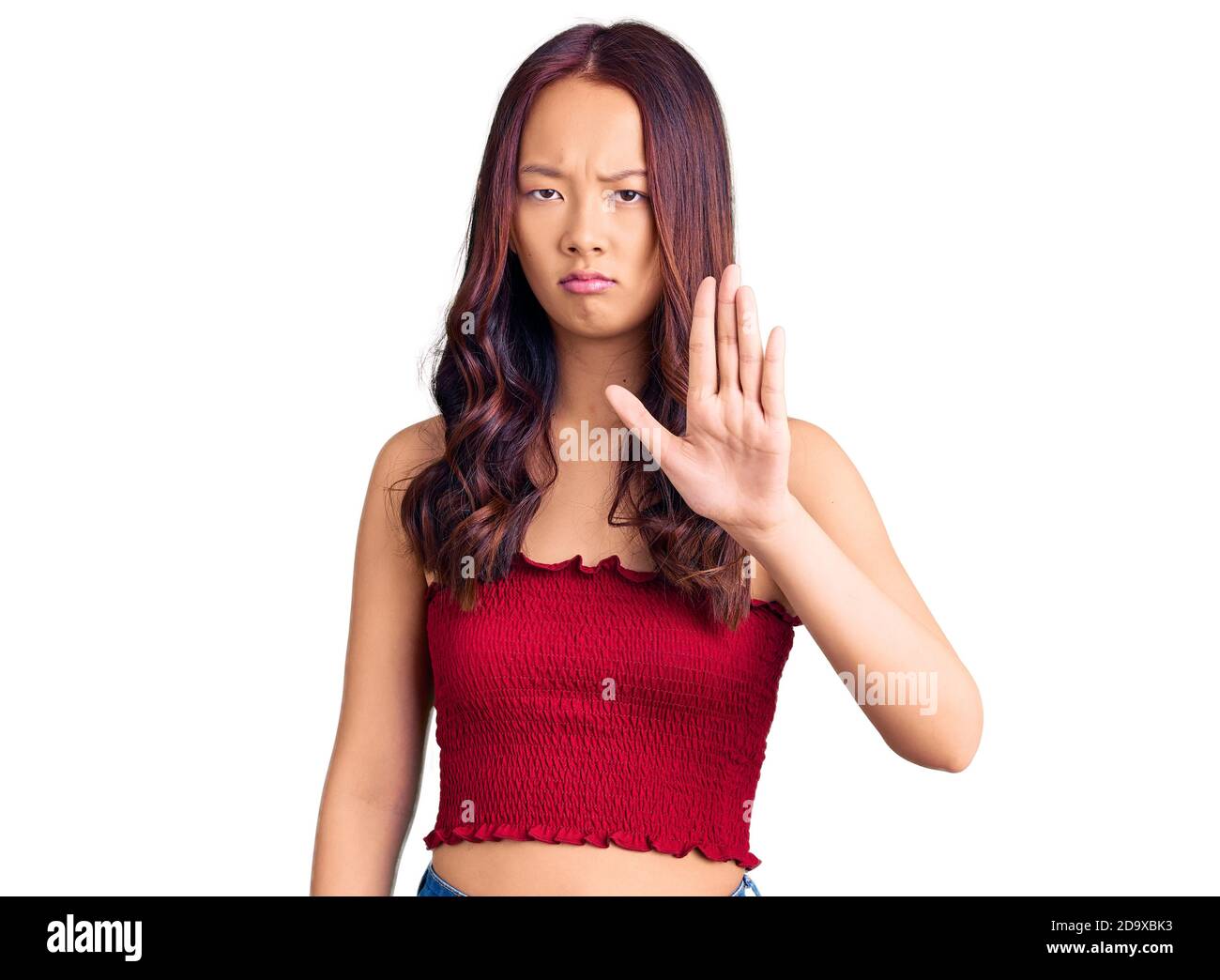 Jeune fille chinoise belle portant des vêtements décontractés faisant ...