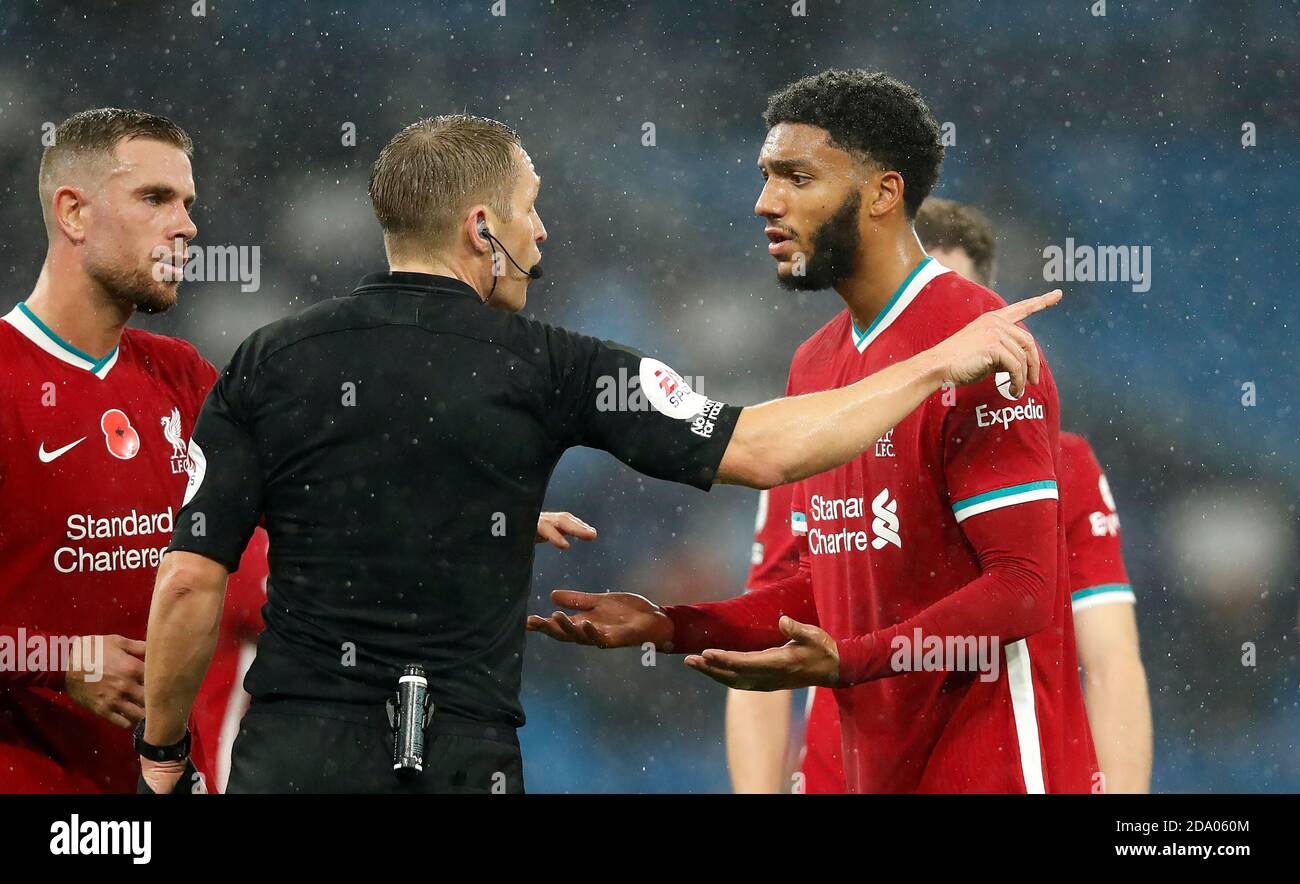 Joe Gomez de Liverpool (à droite) fait appel à l'arbitre Craig Pawson ...