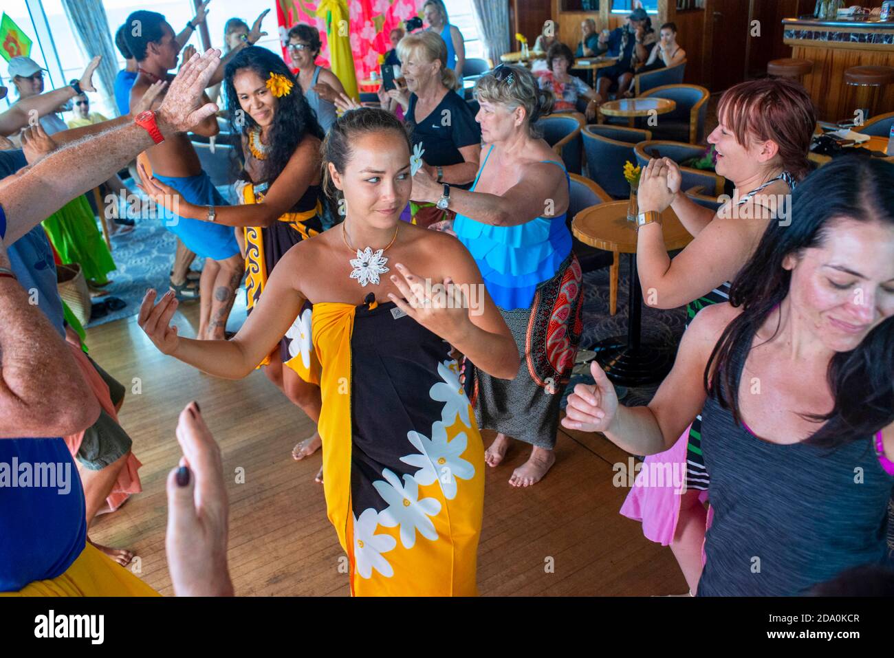 Polynesian dance Banque de photographies et d’images à haute résolution ...