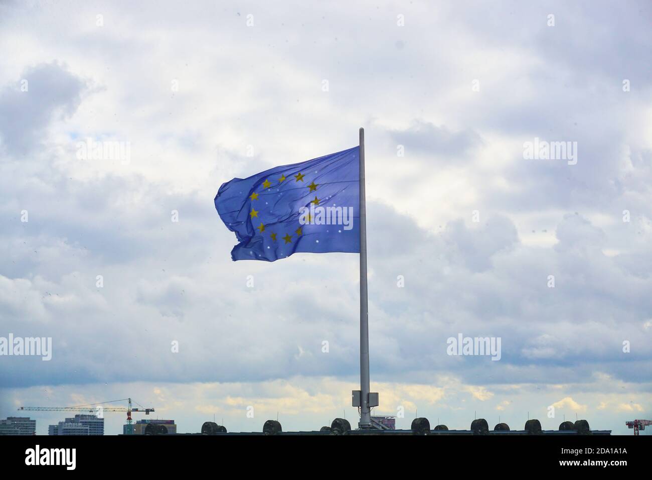 Drapeau jaune avec un rond Banque de photographies et d’images à haute ...