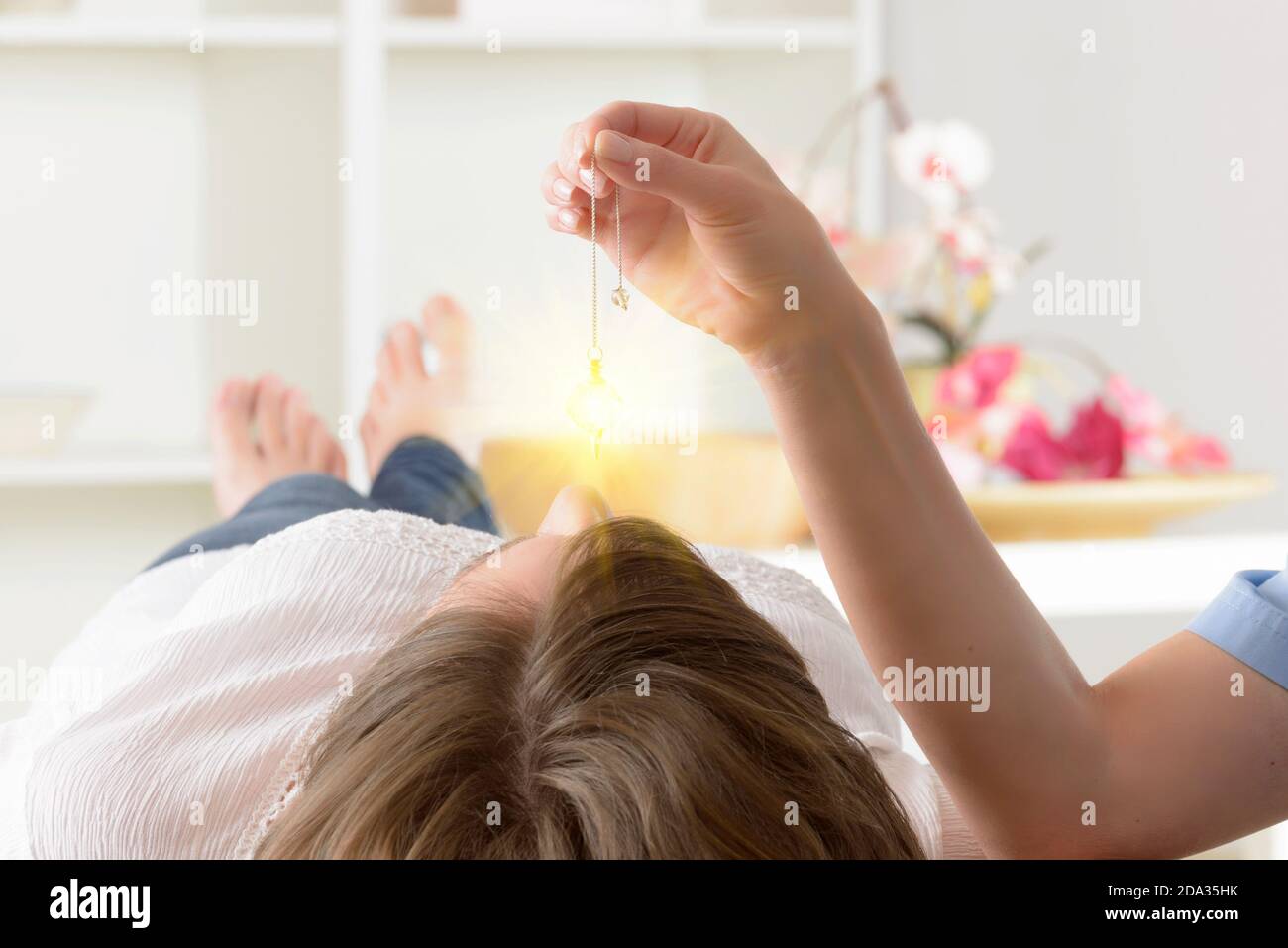 La médecine alternative thérapeute utilisant pendule pour établir un ...