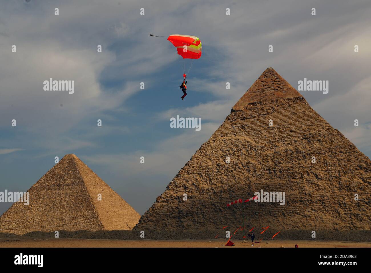 Parachutes dans les airs Banque de photographies et d’images à haute ...