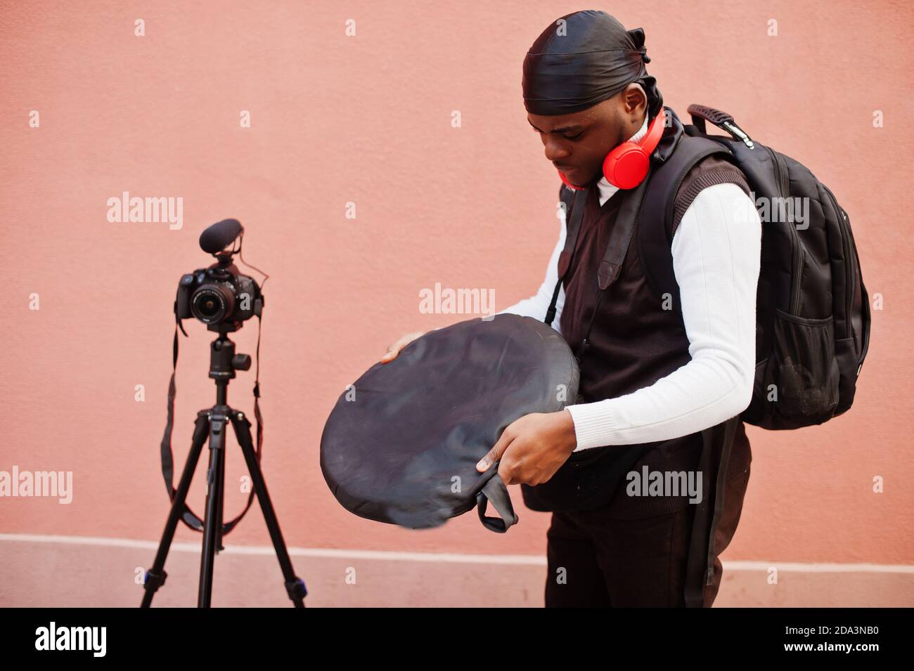 Jeune photographe afro-américain professionnel tenant un appareil photo ...