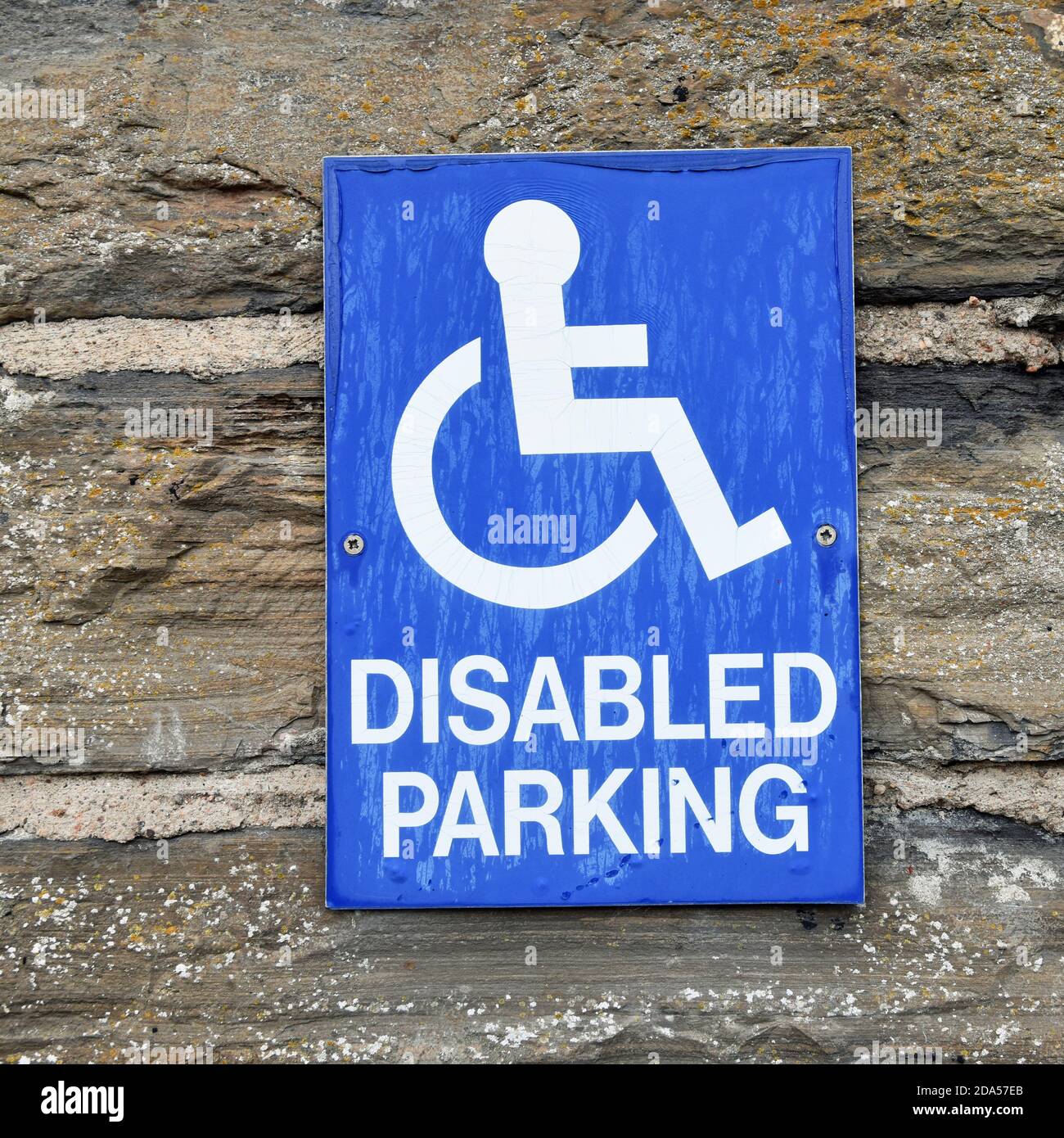 Panneau de stationnement en fauteuil roulant peint Banque de ...
