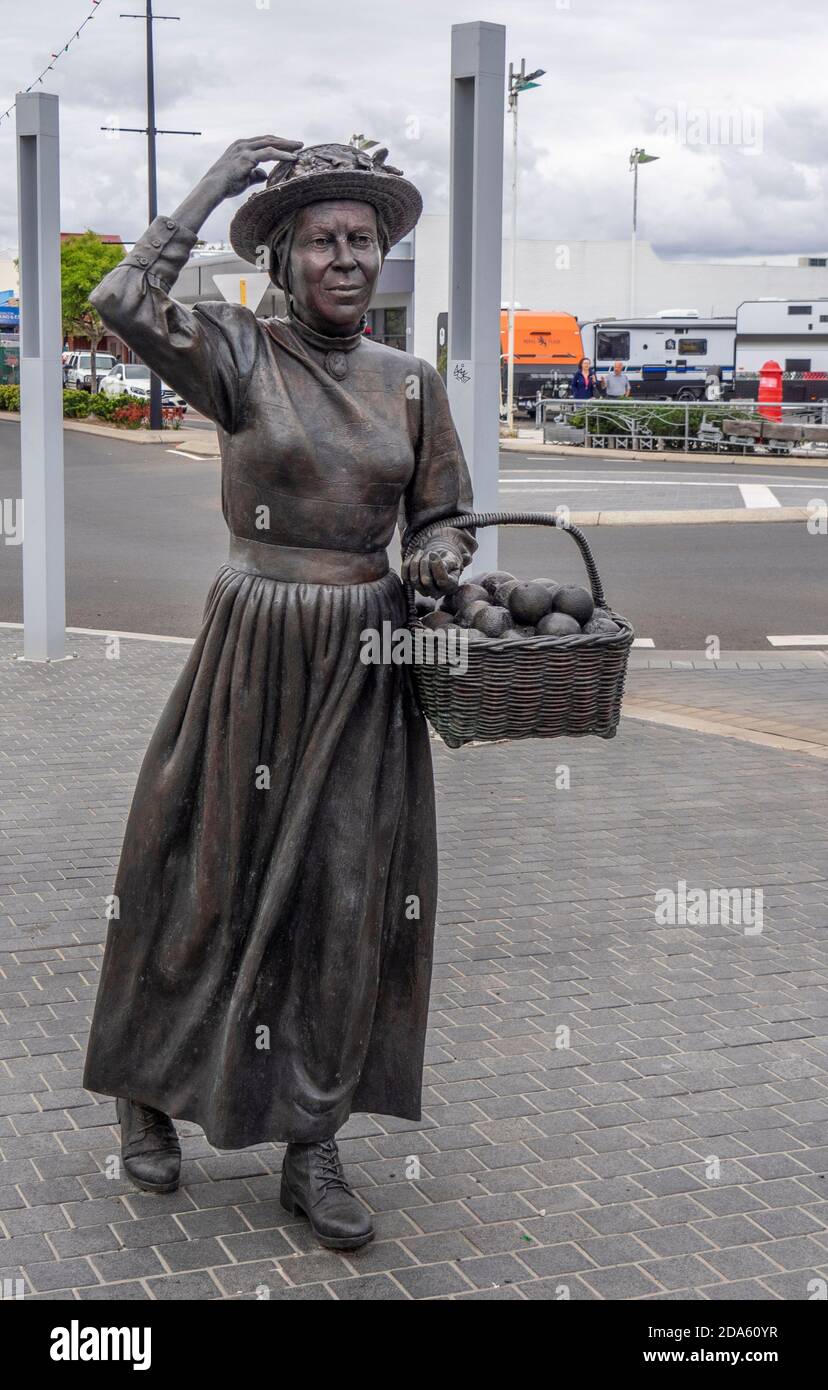 Statue de bronze Femme pionnière par le sculpteur Greg James sur Queen ...