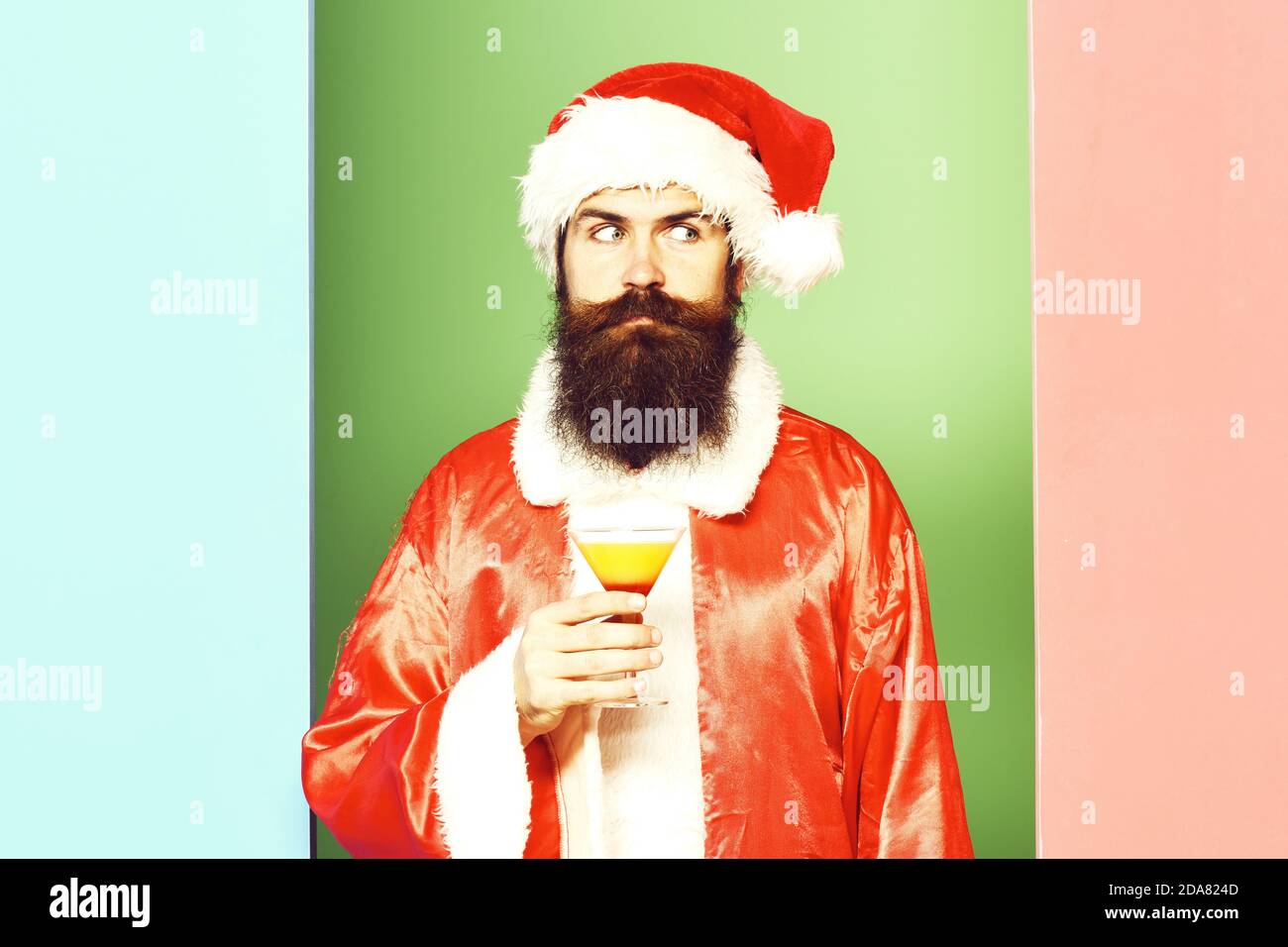 Beau père noël barbu homme à longue barbe sur drôle de visage holding ...