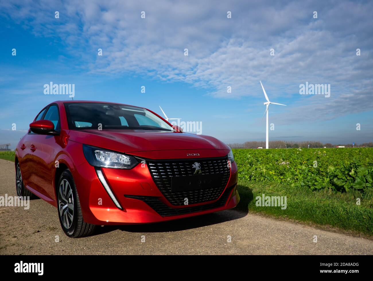 2020 Peugeot 208 de couleur métallique rouge élixir Photo Stock - Alamy