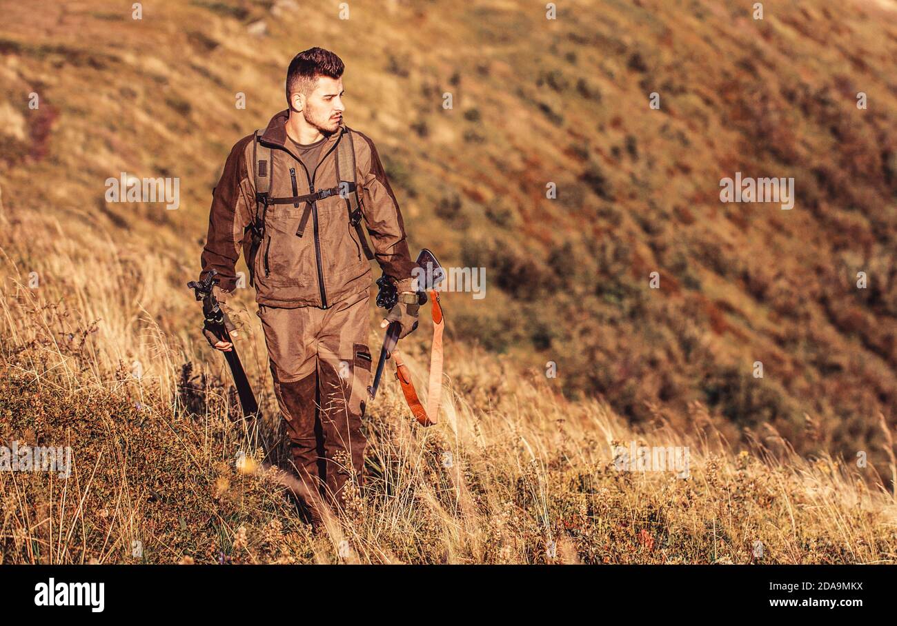L'homme est à la chasse. Chasse fusil de chasse. Chasseur. Période de ...