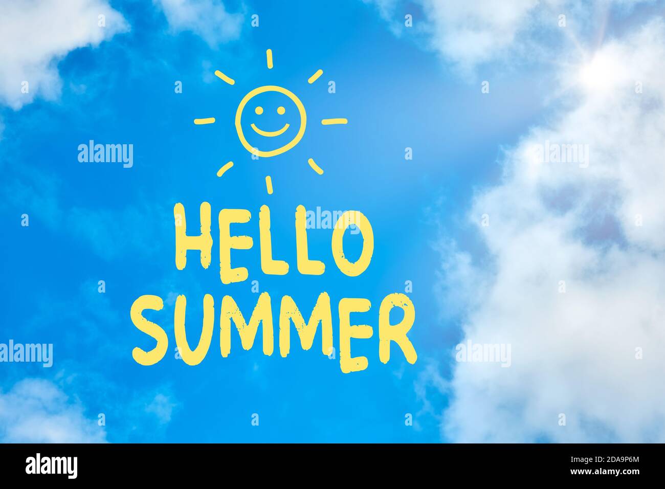 Texte Hello Summer écrit sur fond bleu ciel avec des nuages et un ...