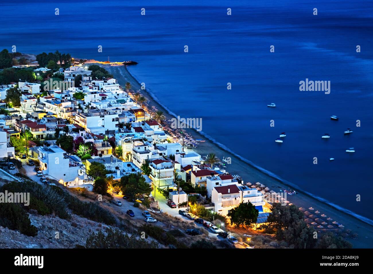 Vue panoramique nocturne du village de Myrtos (ou 'Mirtos ...