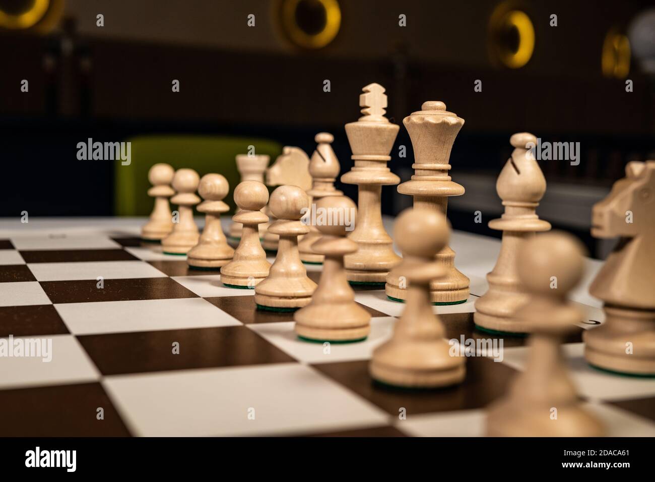 Jouer vieux arbre d'échecs sur un tableau à damier ivoire, pièces ...