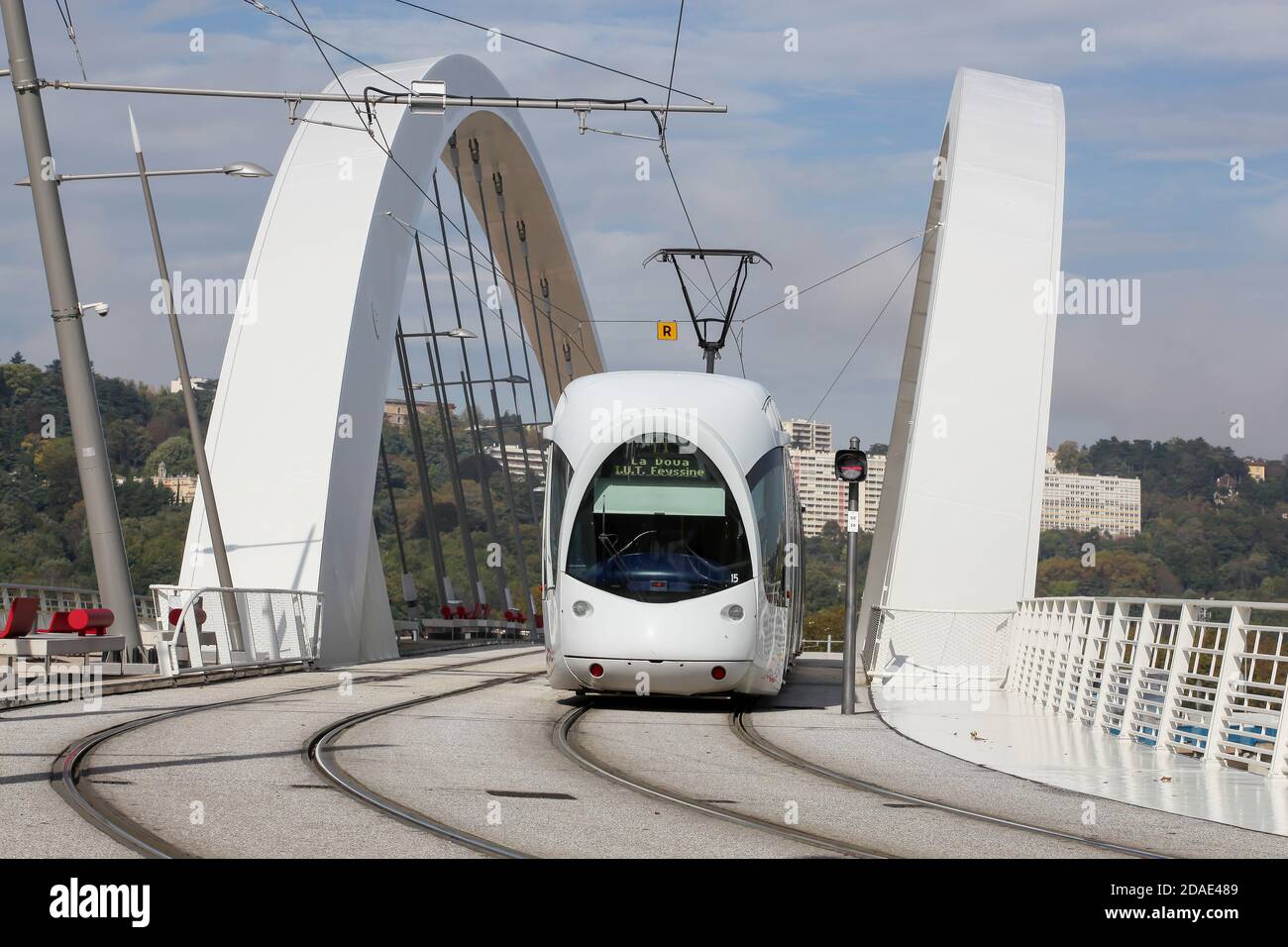 Tramway sur un pont près de la confluence à Lyon, France Photo Stock ...
