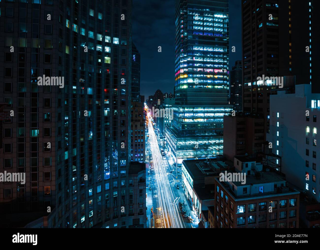 Rues de Manhattan la nuit. Manhattan est la ville la plus densément ...