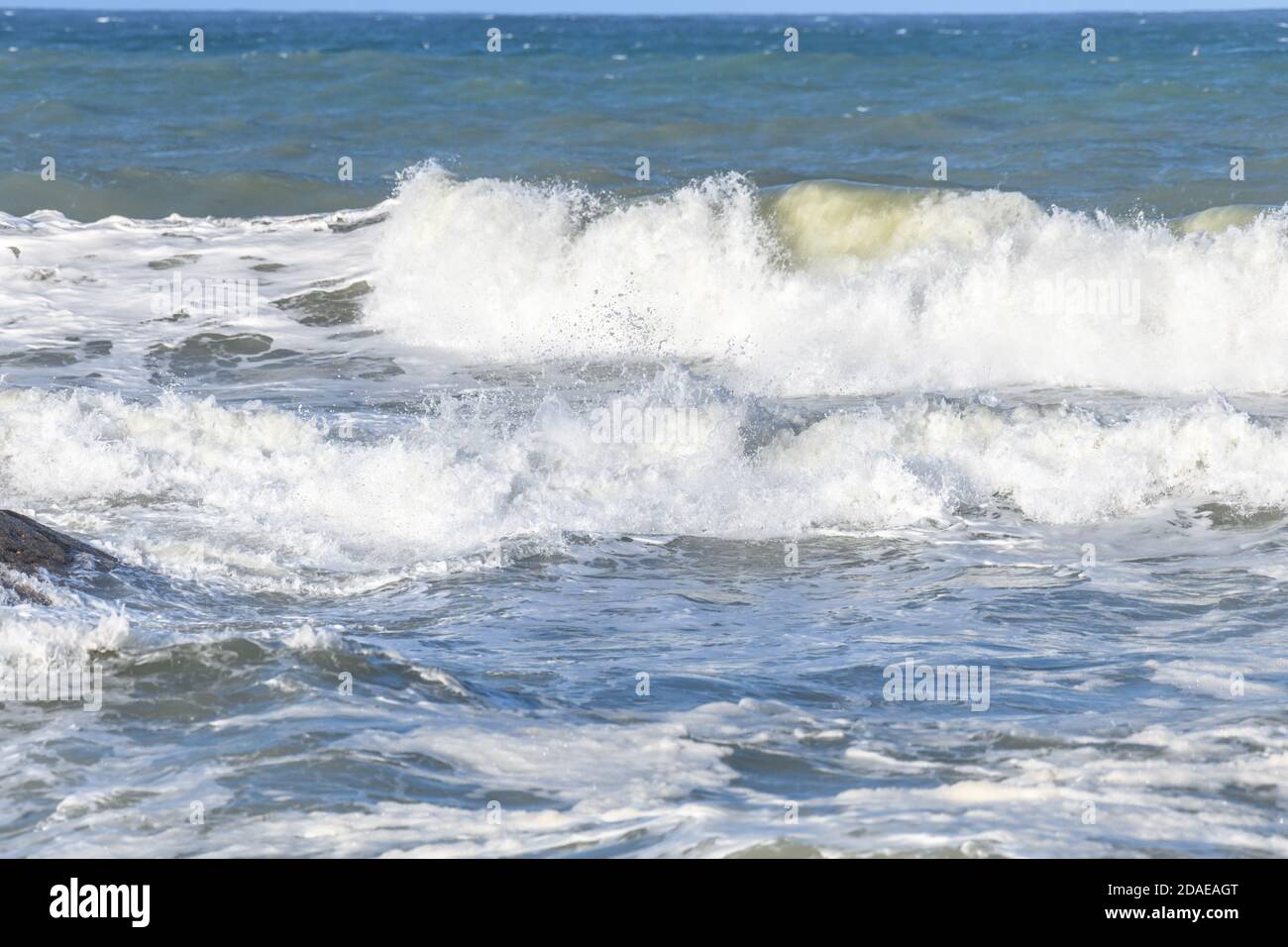 Vagues se brisant sur la plage au bord de l'océan Atlantique aux Sables ...