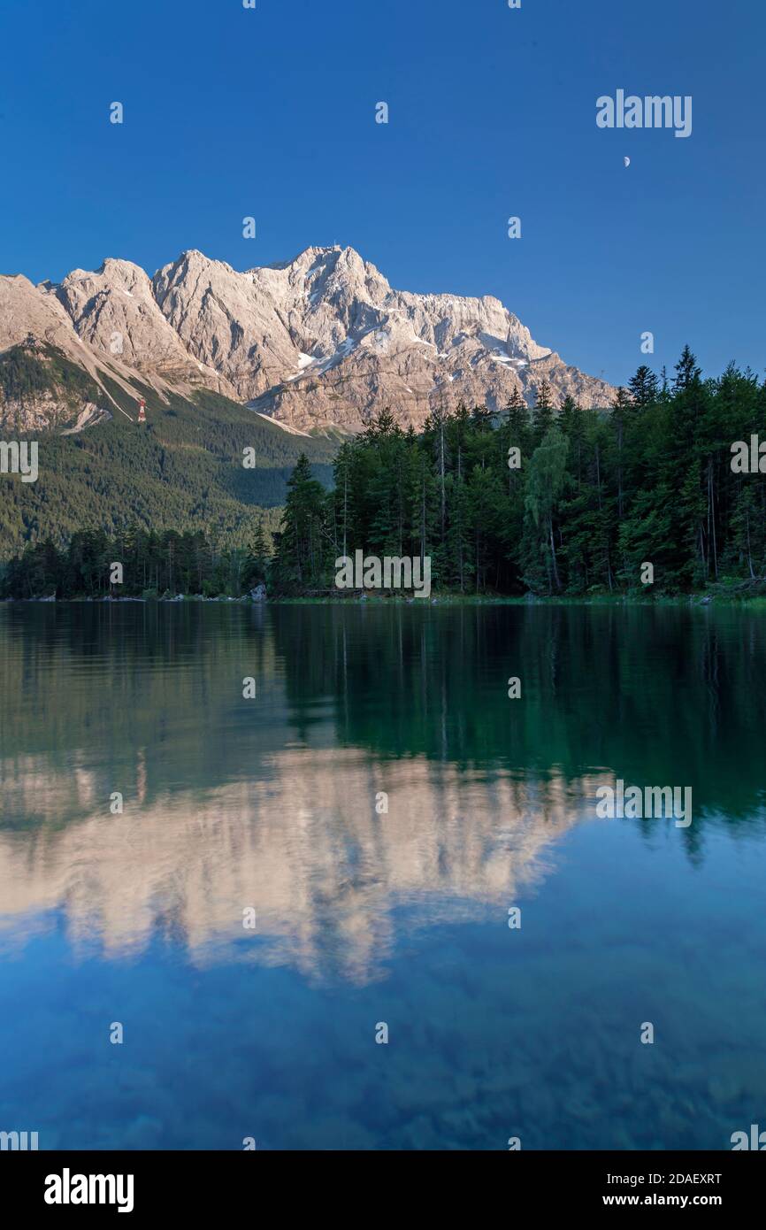 Lac eibsee devant le massif de la zugspitze Banque de photographies et d’images à haute ...
