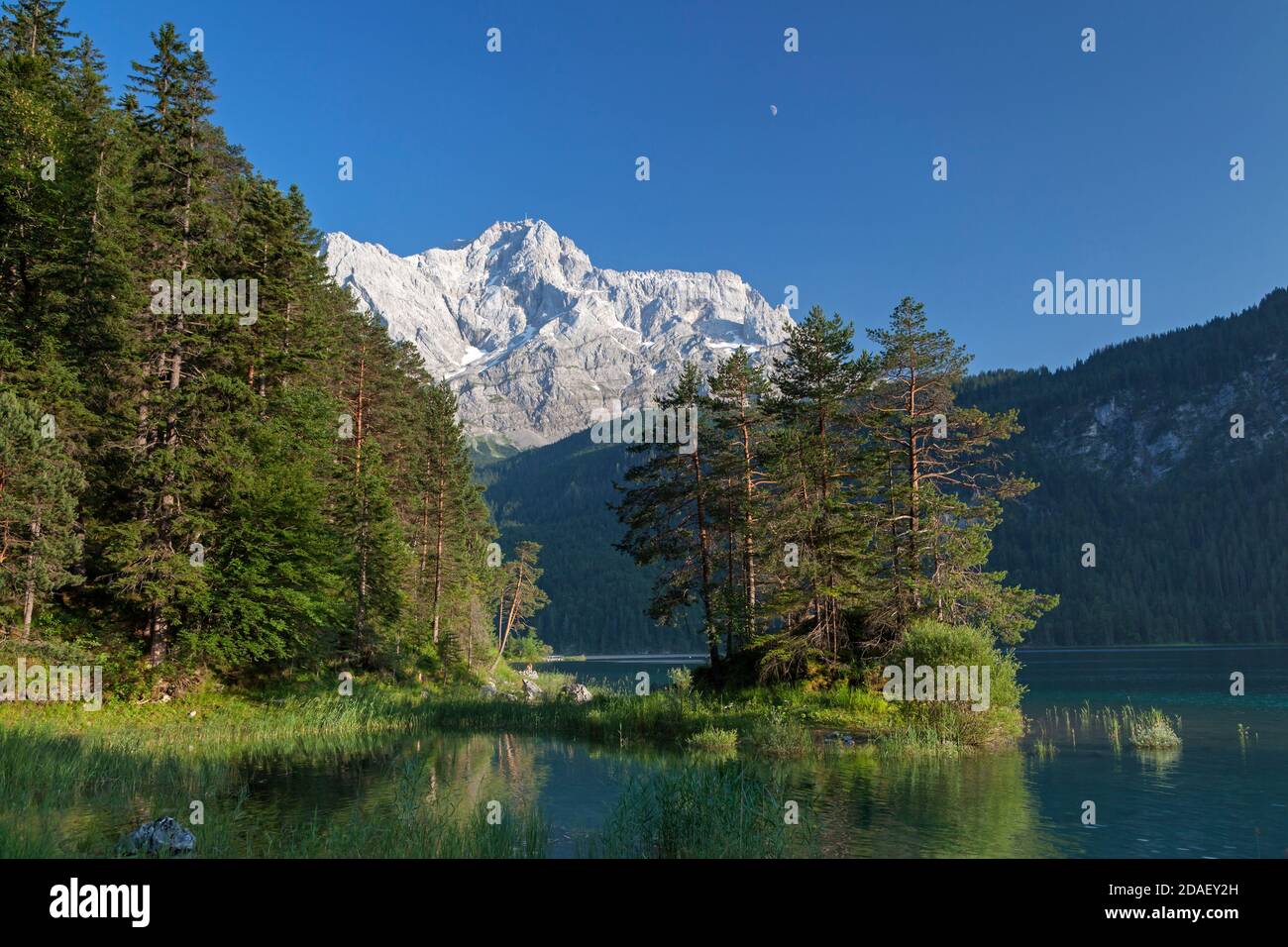 Lac eibsee devant le massif de la zugspitze Banque de photographies et d’images à haute ...