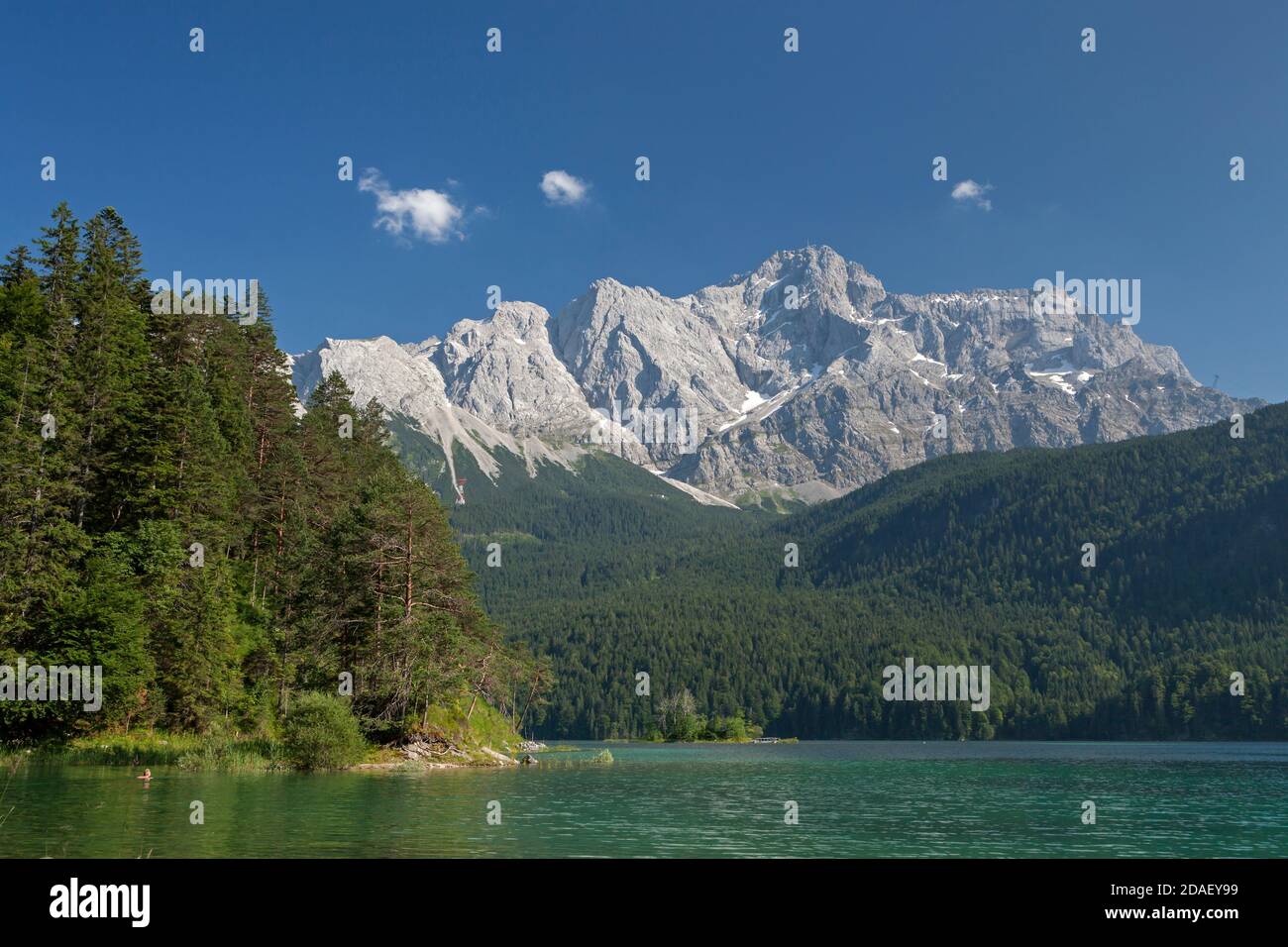 Lac eibsee devant le massif de la zugspitze Banque de photographies et d’images à haute ...