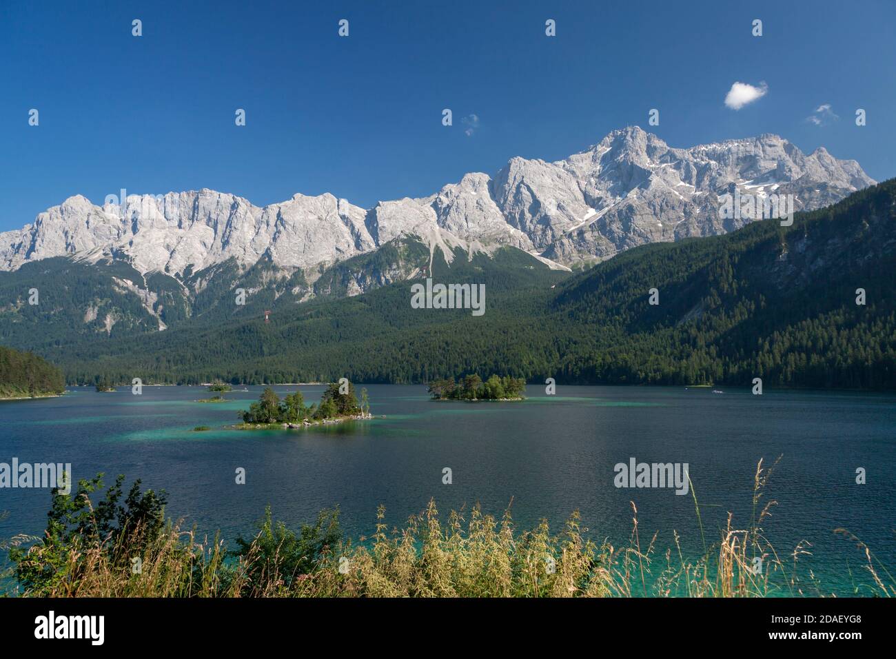 Lac eibsee devant le massif de la zugspitze Banque de photographies et d’images à haute ...