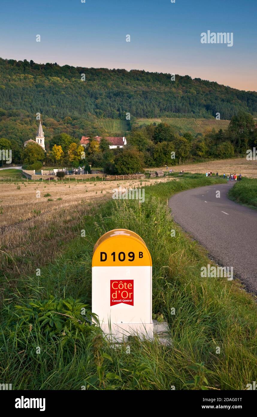 Panneau de signalisation de pilier de pierre français d109 Banque de ...