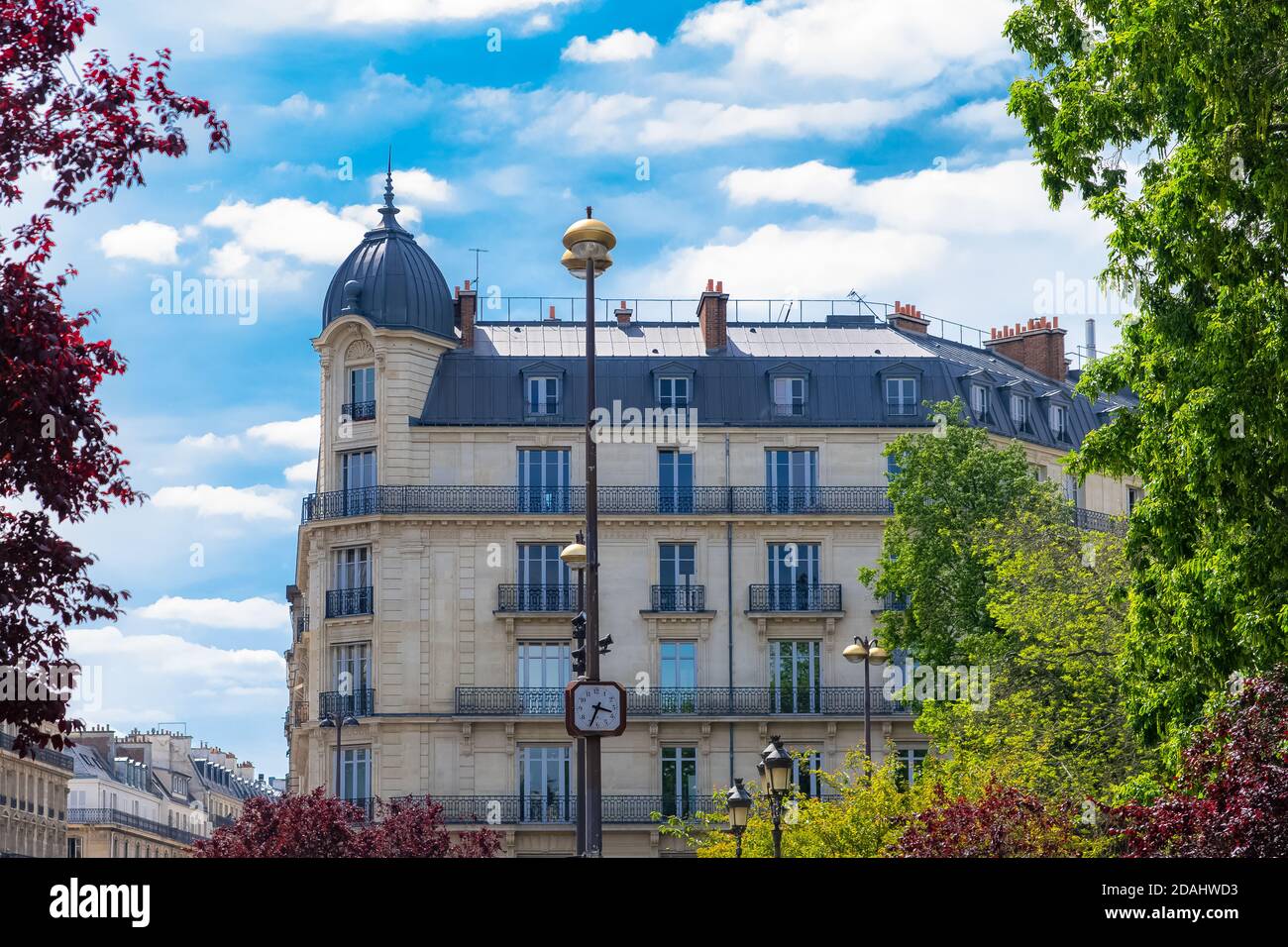 Paris, façades et rue typiques, beaux bâtiments du centre Photo Stock ...