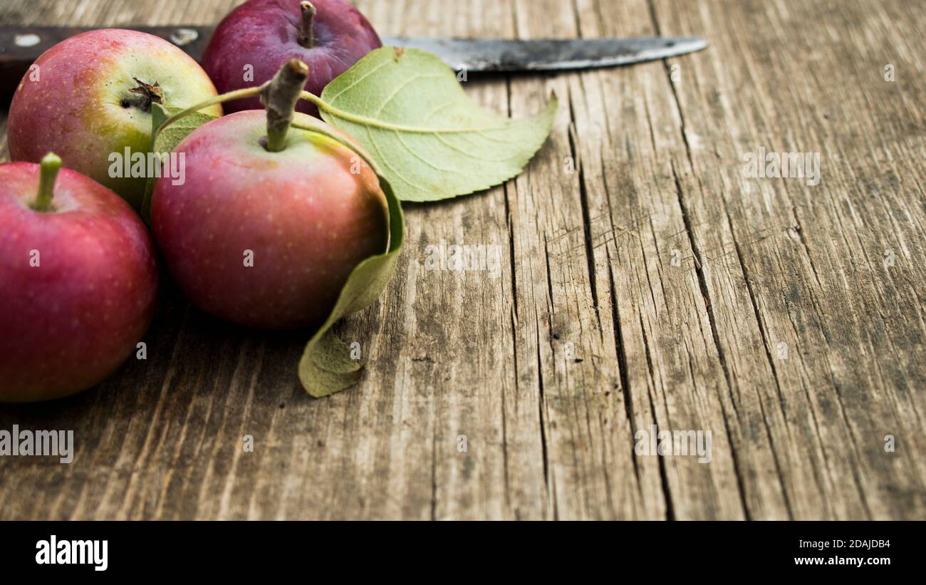 Pommes sur une table Banque de photographies et d’images à haute ...