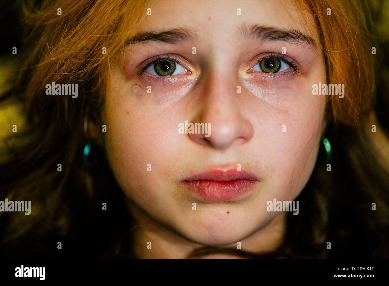 petite fille triste après avoir pleuré. Pleurs petite belle fille avec ...