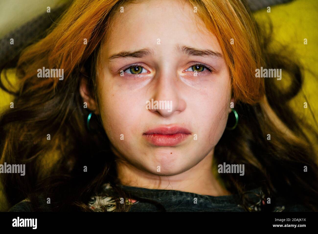 petite fille triste après avoir pleuré. Pleurs petite belle fille avec ...