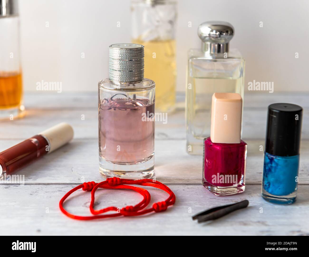 Différents types et formes de bouteilles de parfums Photo Stock - Alamy