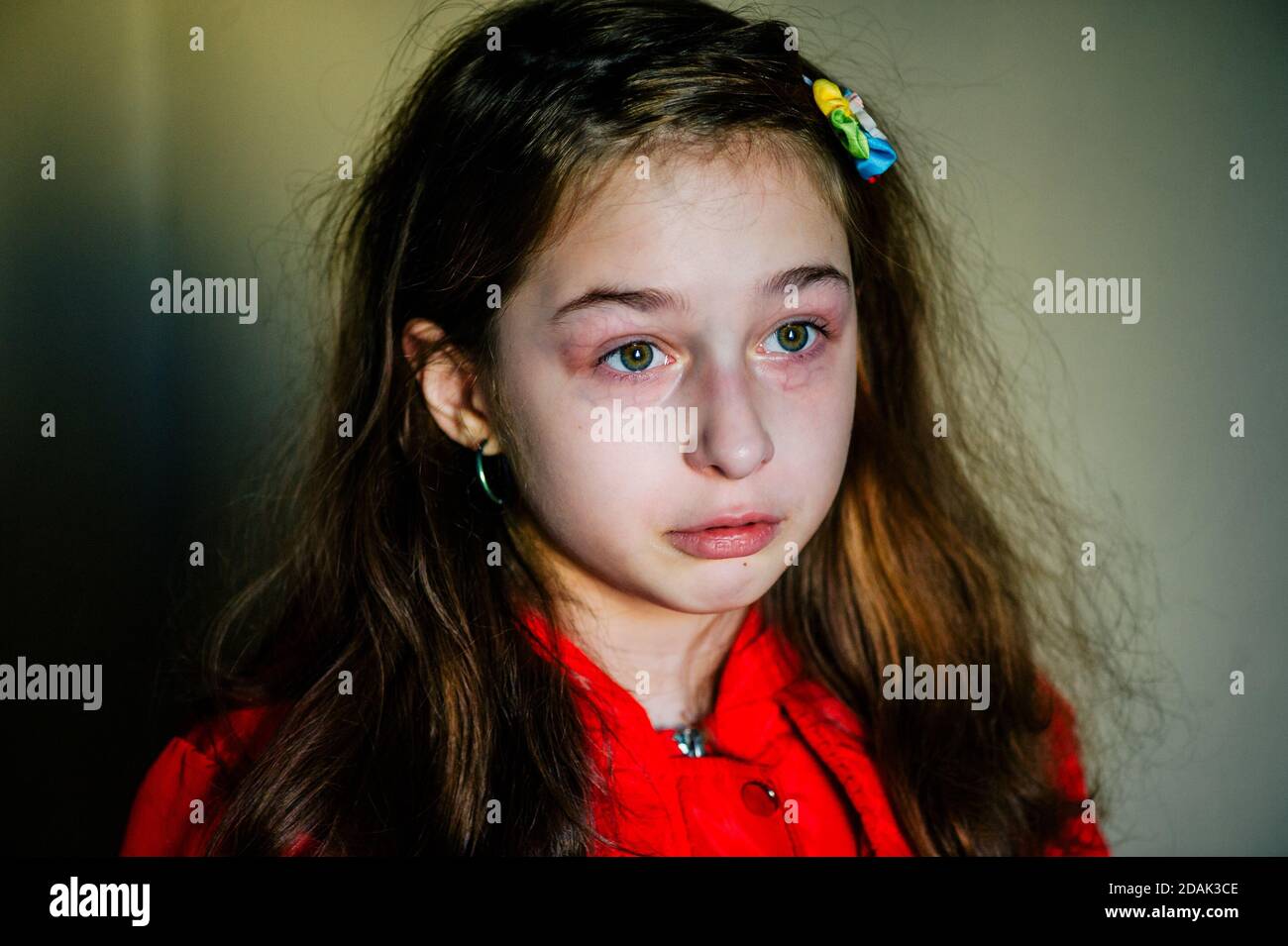 petite fille triste après avoir pleuré. Pleurs petite belle fille avec ...