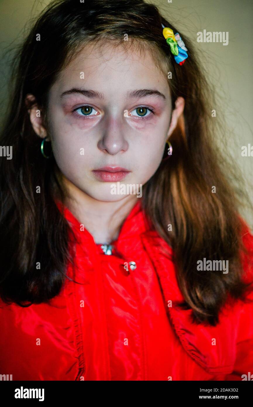 petite fille triste après avoir pleuré. Pleurs petite belle fille avec des yeux verts triste et ...