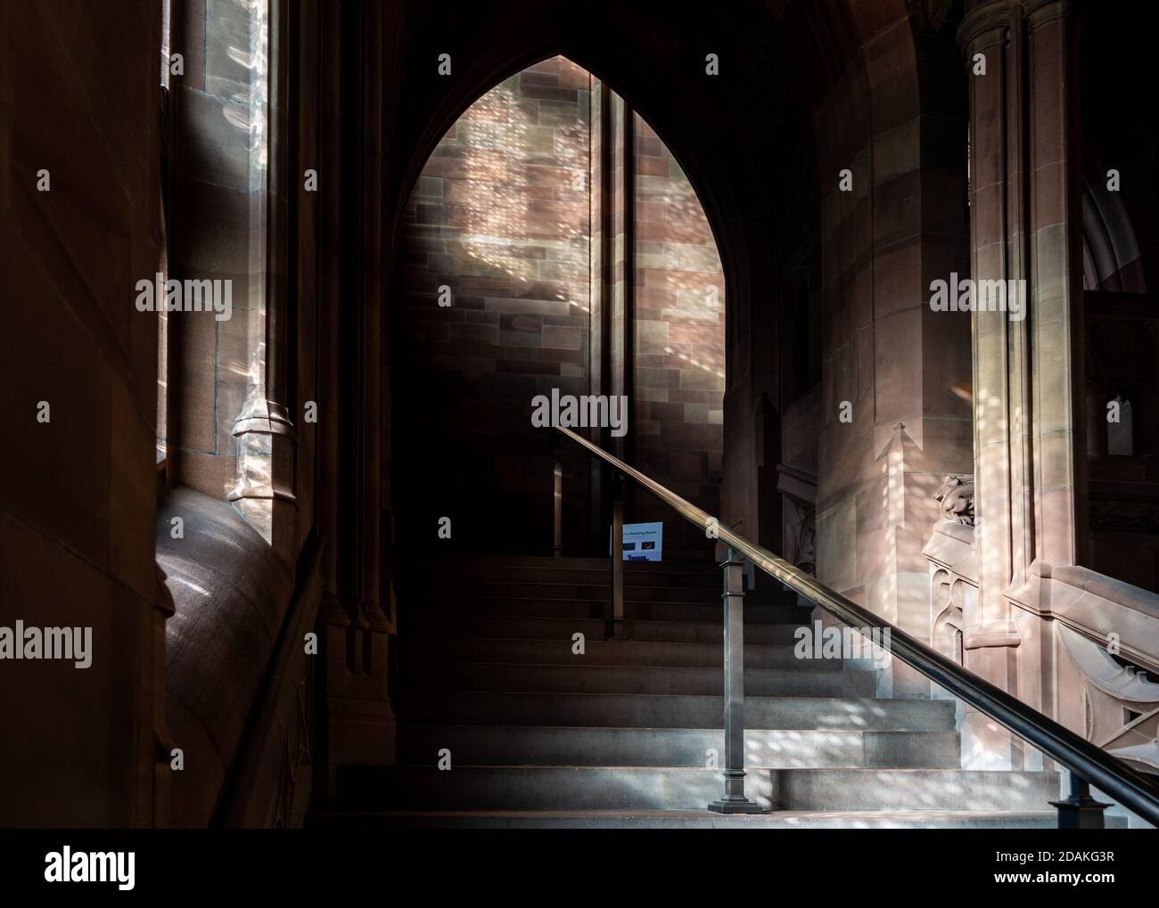 Escalier, rail de banister et arche gothique éclairée par une lumière ...