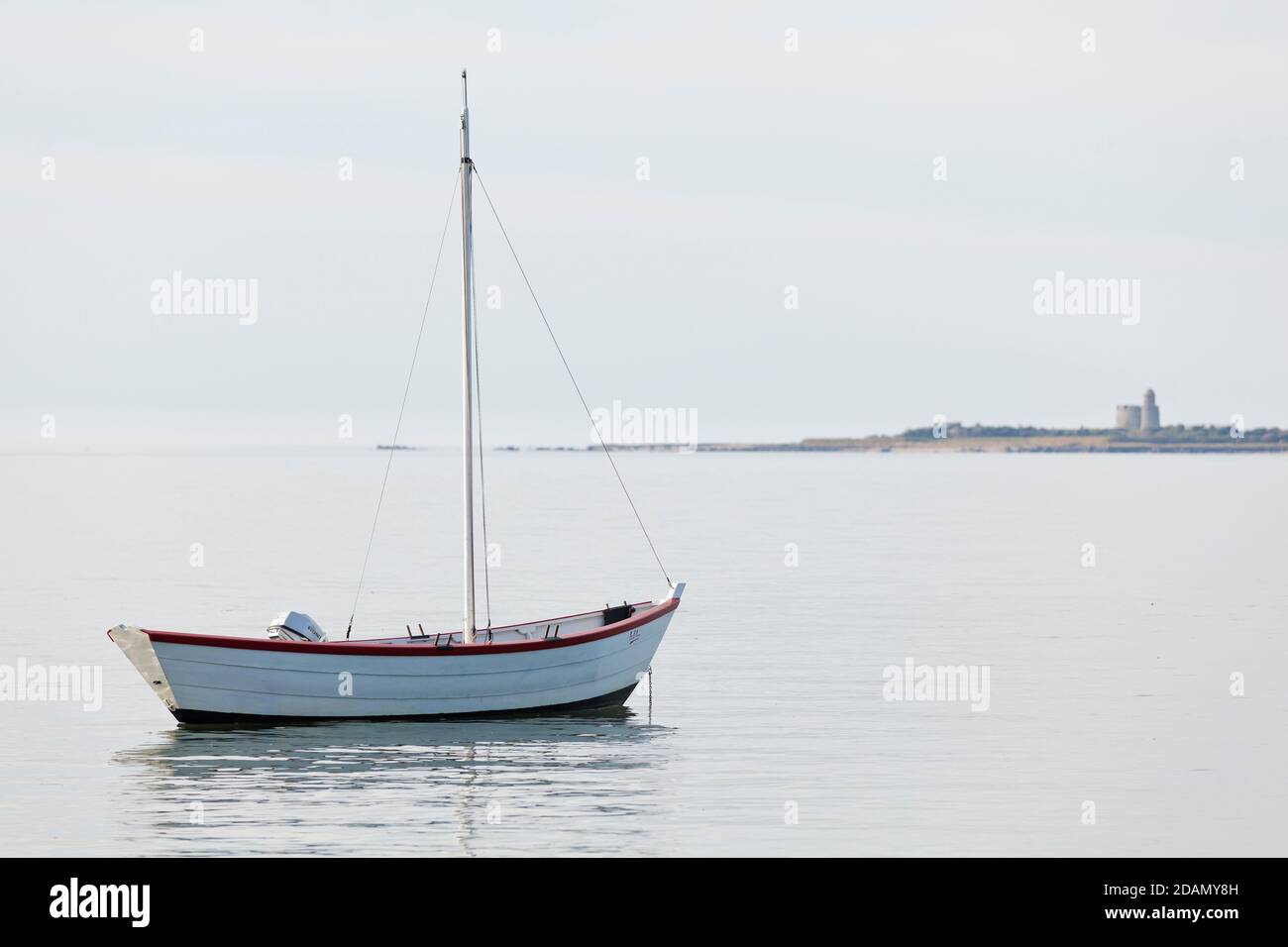Segelboot vor Anker BEI Saint Vaast la Hougue, im hintergrund die Insel ...