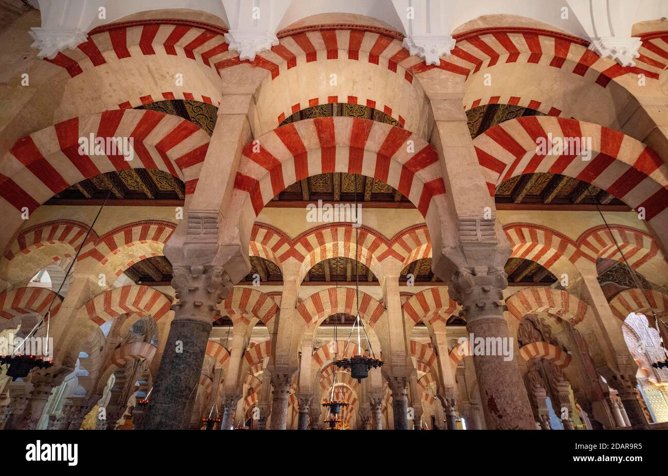 Hall à colonnes avec arcades en style mauresque, salle de prière de l ...
