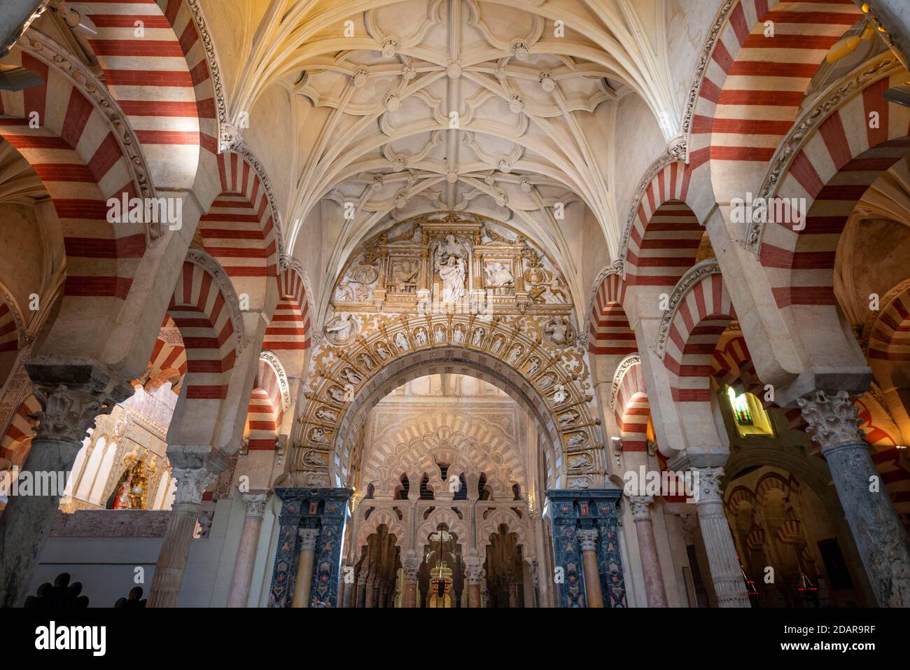 Hall à colonnes avec arcades en style mauresque, salle de prière de l ...