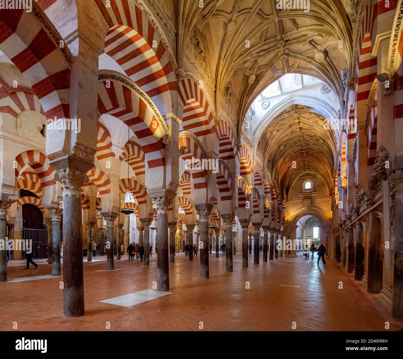 Hall à colonnes avec arcades en style mauresque, salle de prière de l ...