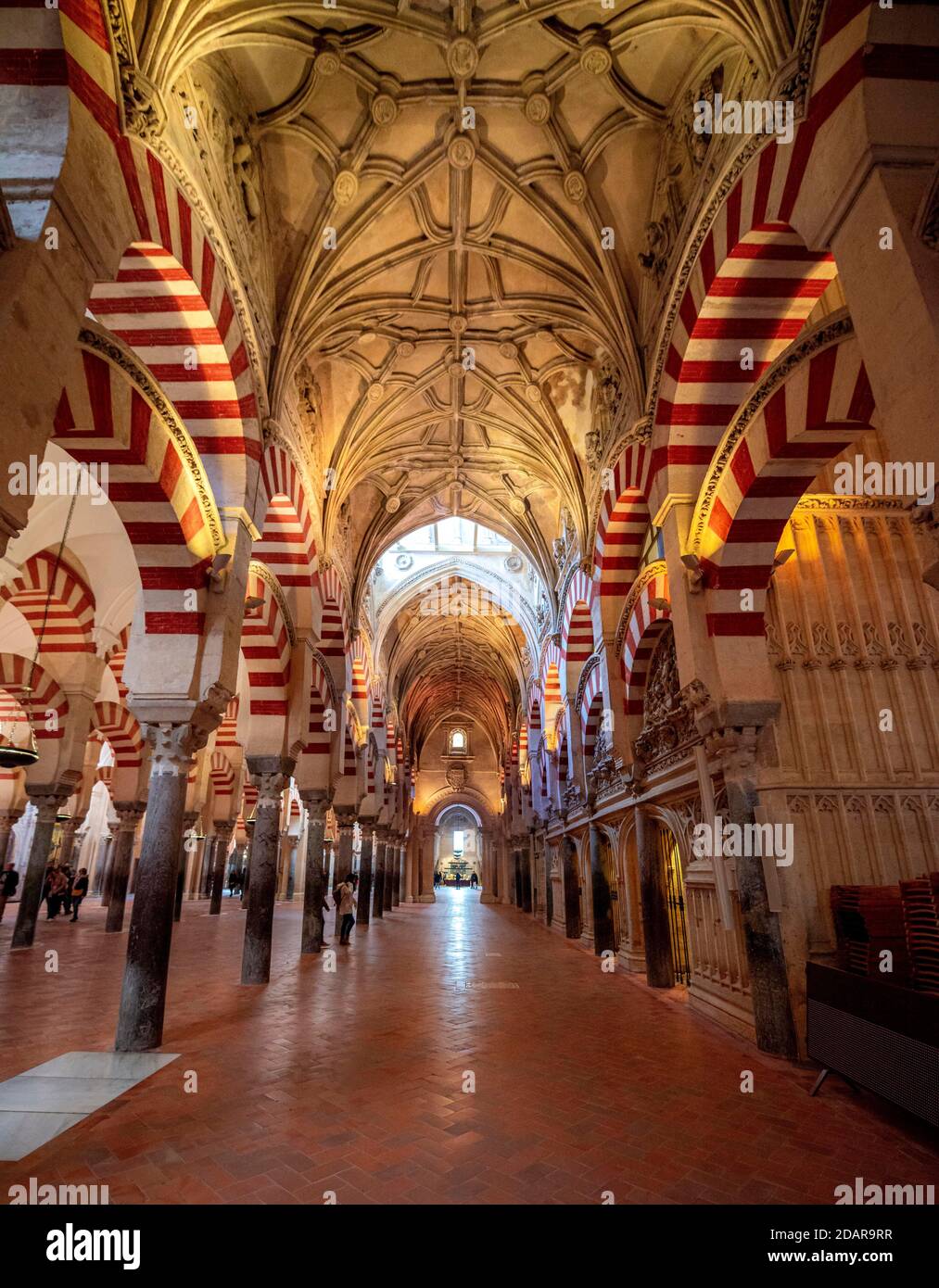 Hall à colonnes avec arcades en style mauresque, salle de prière de l ...