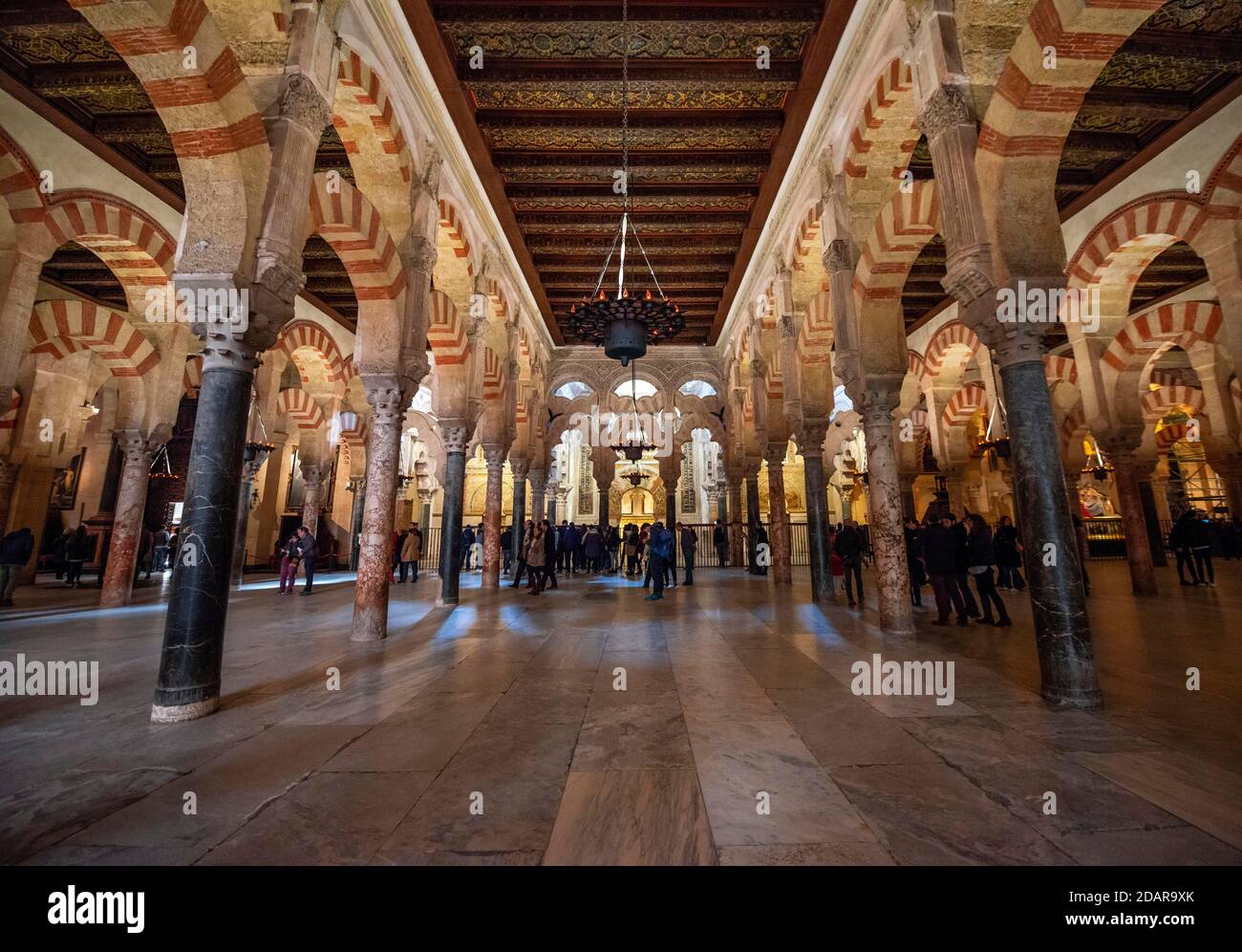 Hall à colonnes avec arcades en style mauresque, salle de prière de l ...