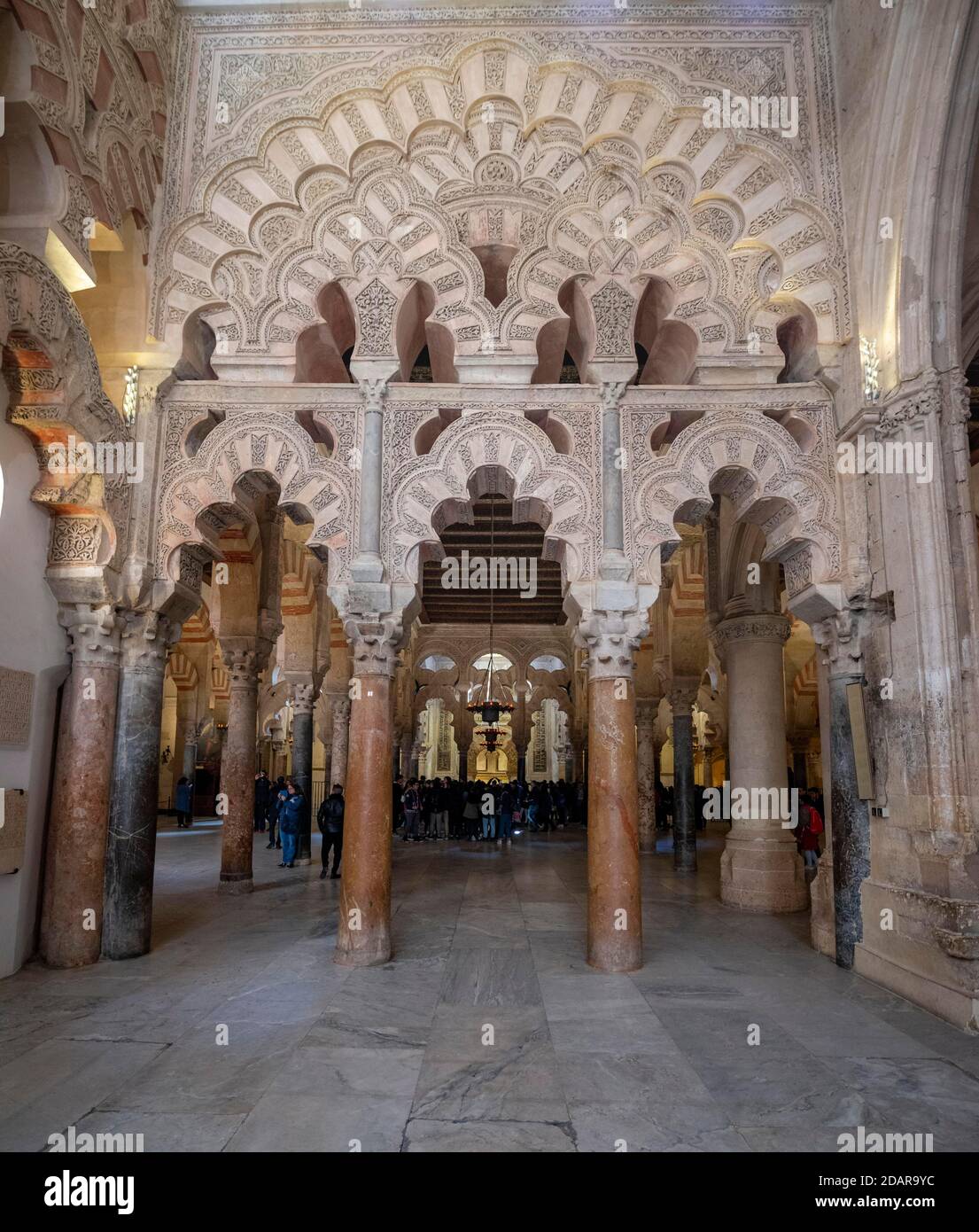 Arches rondes décorées d'arabesques, portique avec arches rondes de ...