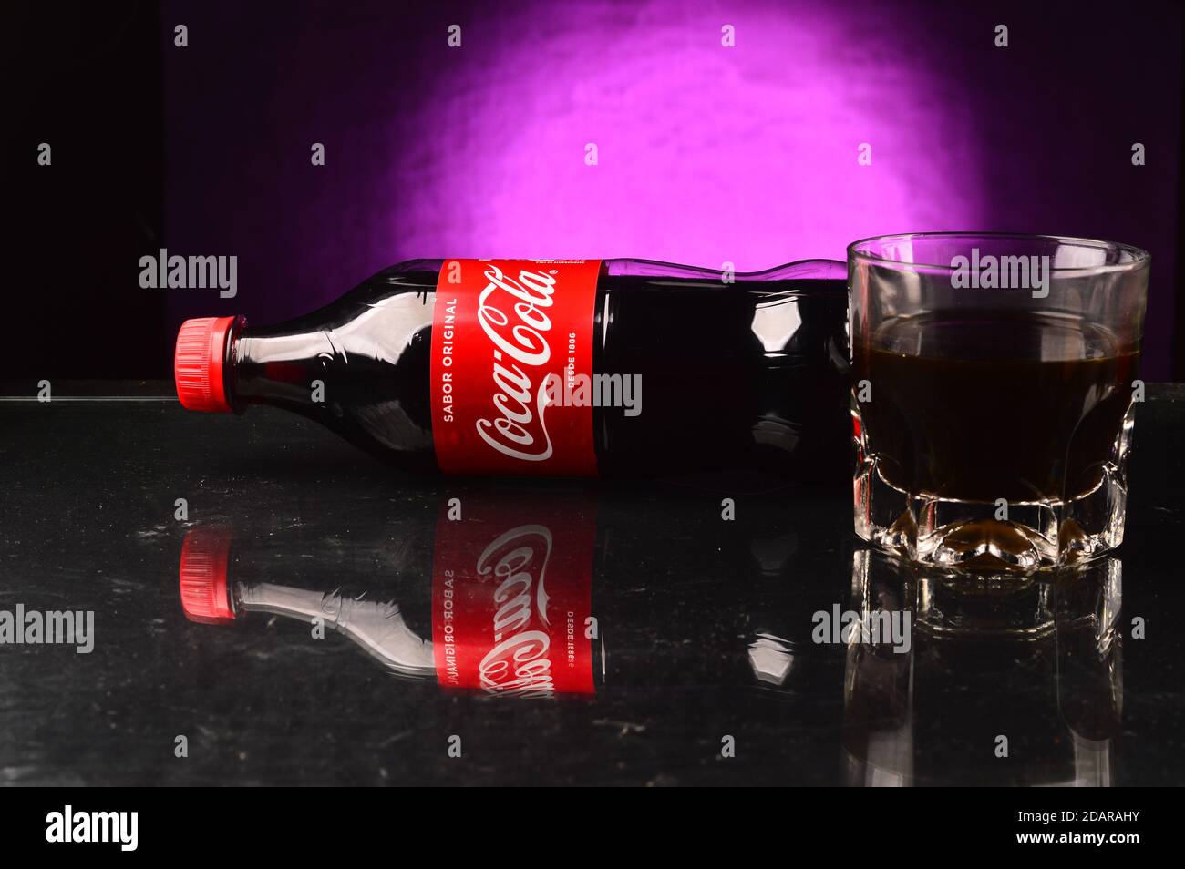 Boire du coca cola Banque de photographies et d’images à haute ...