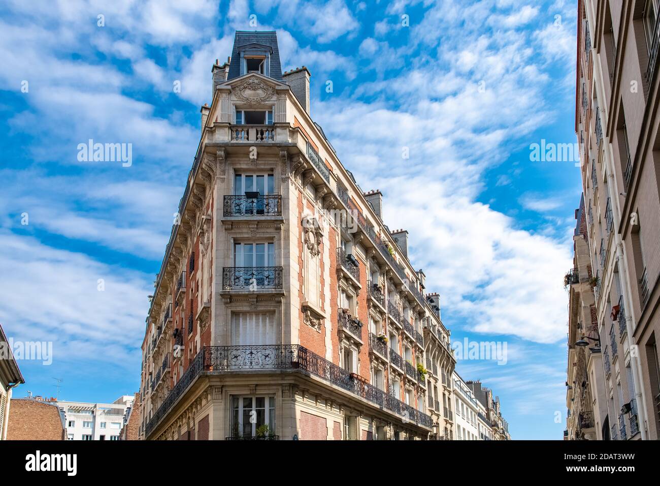 Paris, façades et rue typiques, beaux bâtiments de Montmartre Photo ...
